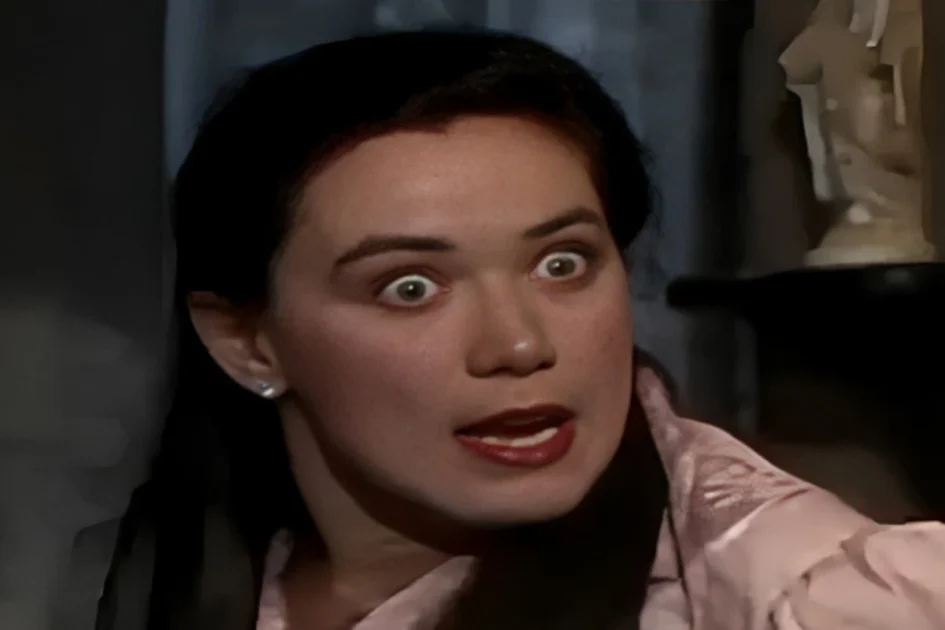 Tieta - Amorzinho tira quase toda a roupa e implora por um homem: 'Chama os omi! Eu quero omi!'